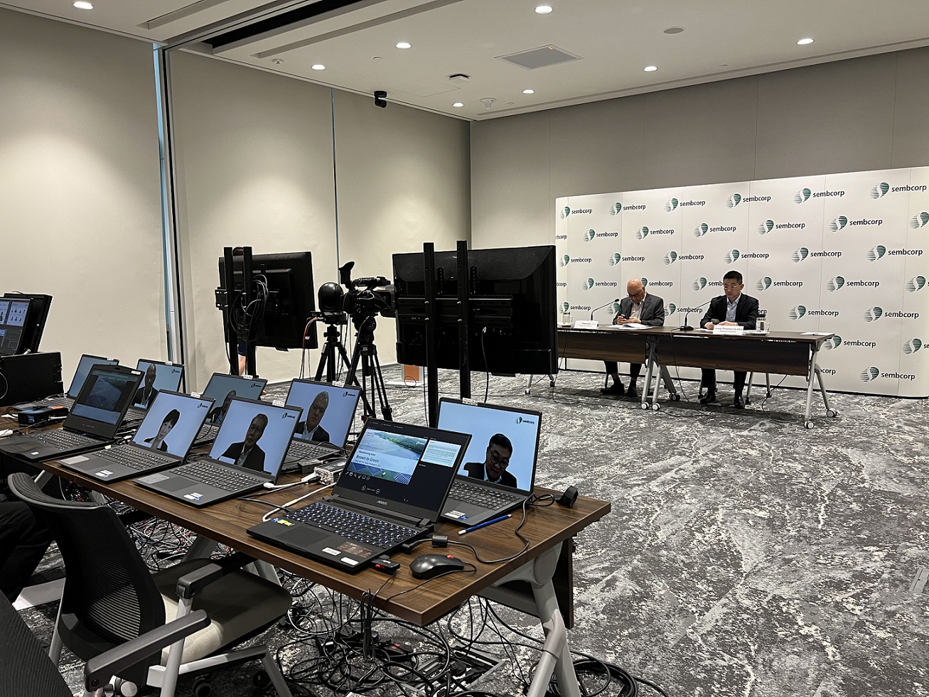 Rent confidence monitors for business conferences and summits