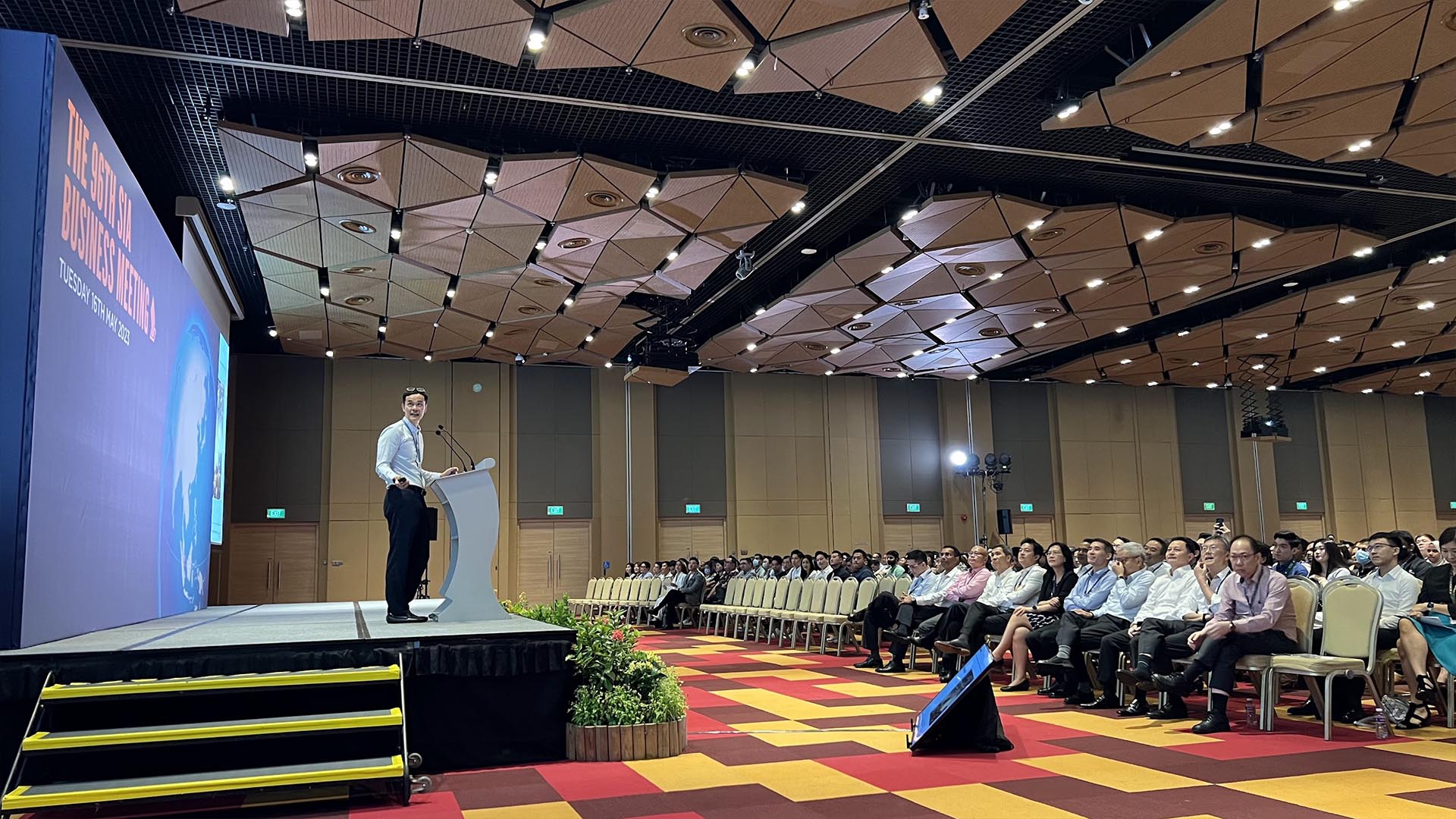 Rent confidence monitors for business conferences and summits