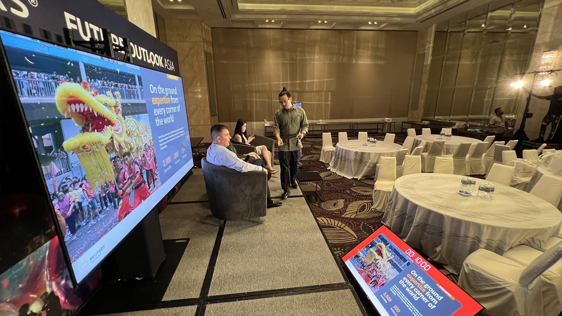 Rent confidence monitors for business conferences and summits